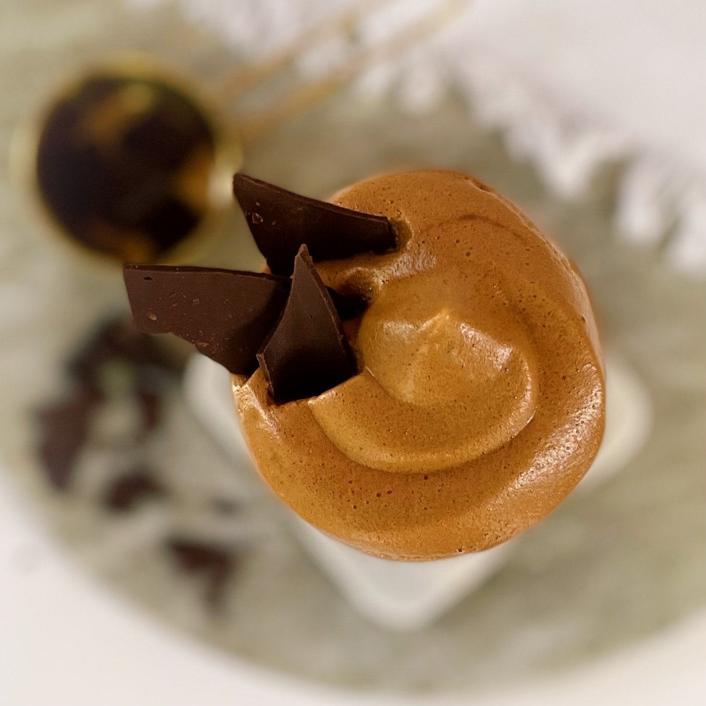 Chocolate Peanut Butter Dalgona Smoothie - inspirationapron.com